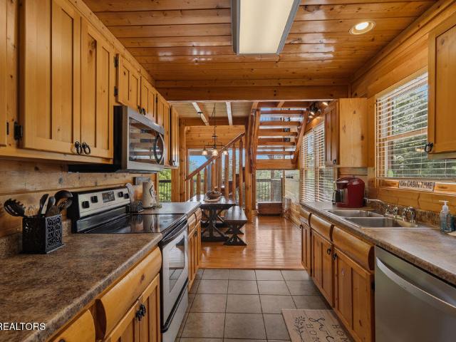 1435 Zachary Thomas Lane