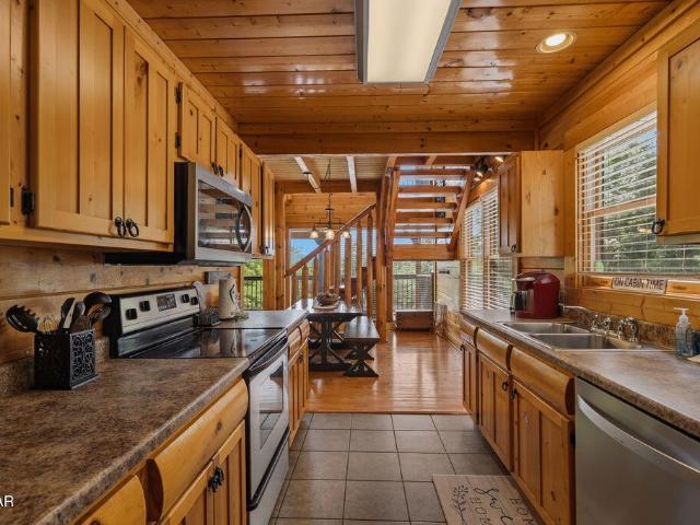 1435 Zachary Thomas Lane