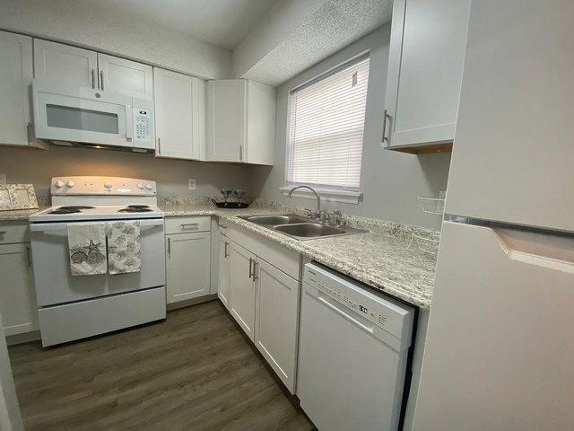 1436 Harbour Dr, Wilmington, NC 28401