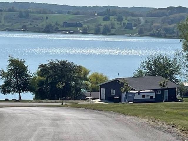14300 S East View Ct, Moravia, IA 52571