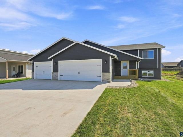 1430 N Titan St, Tea, SD 57064