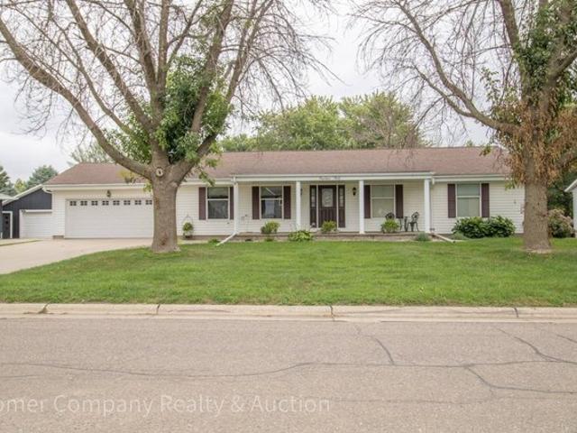 1430 Birch St, Hull, IA 51239