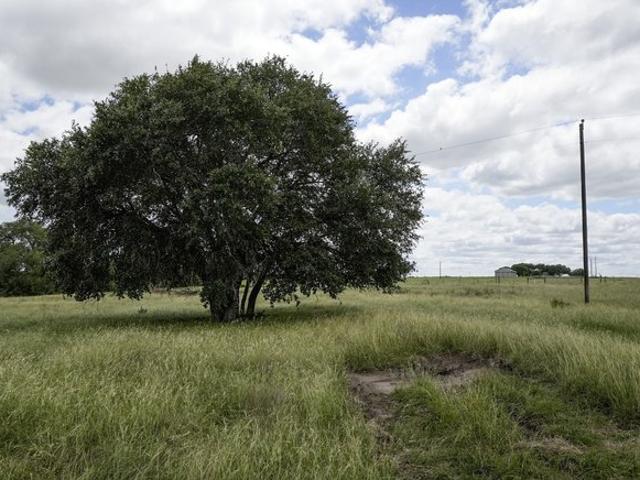 1432 S Knezek Rd, Flatonia, TX 78941