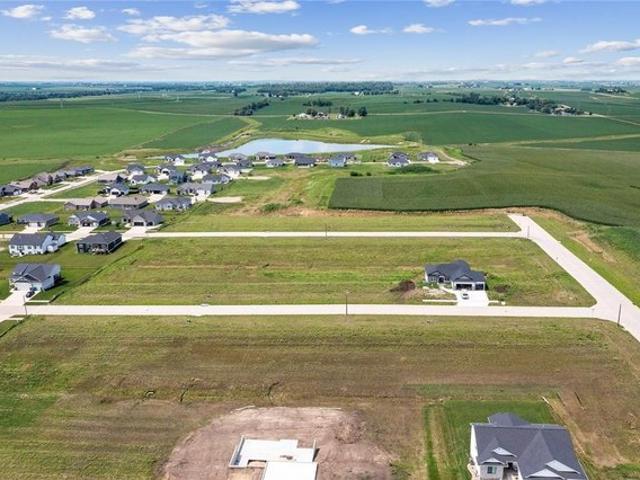 1433 Deerfield Dr, Fairfax, IA 52228