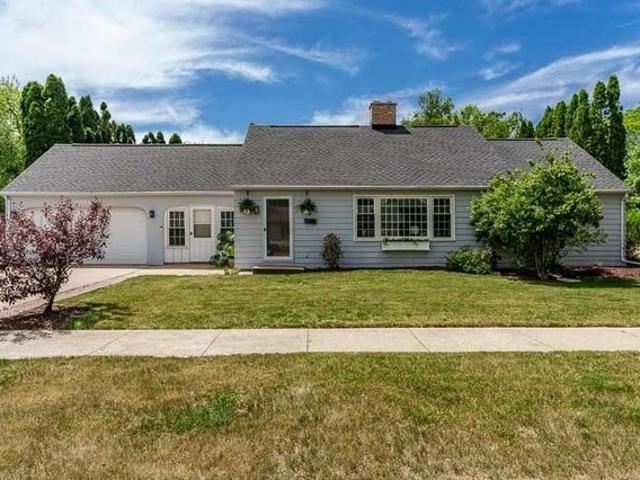 1433 Greenwich Ln, Janesville, WI 53545