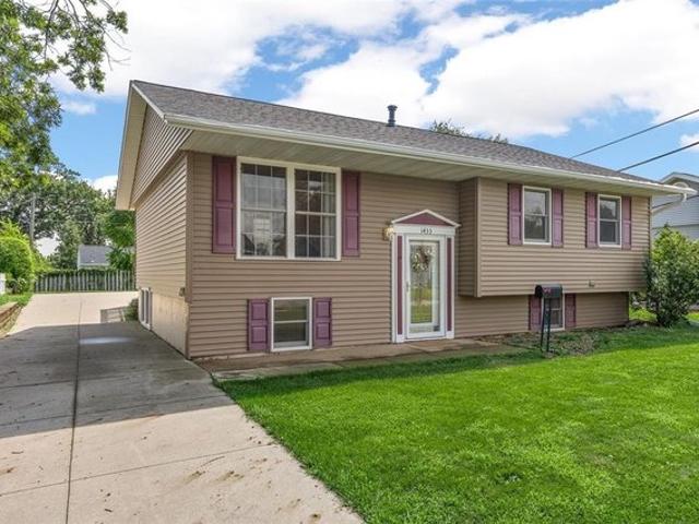 1433 Pawnee Dr NW, Cedar Rapids, IA 52405