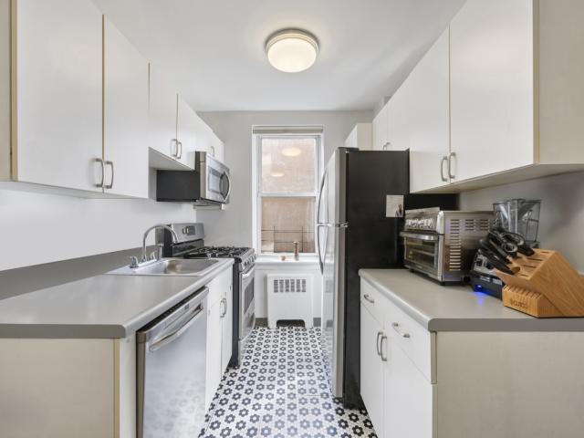 143 BENNETT Avenue 2R