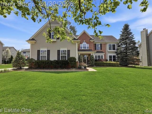 143 Blackberry Dr, White Lake, MI 48386
