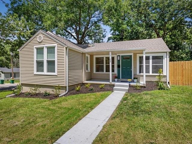 143 Grove Ave, Bonner Springs, KS 66012