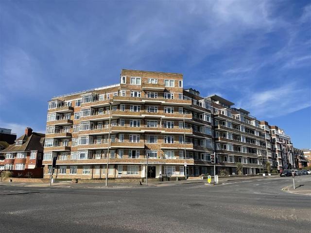143 Kingsway, Hove BN3 3 bed apartment to rent £2,650 pcm £612 pw