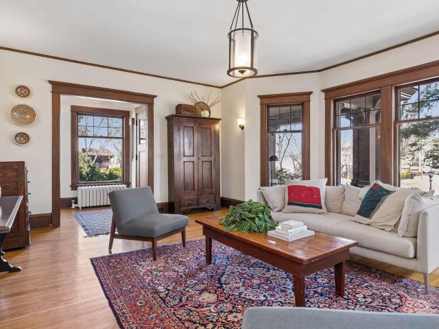 143 Lexington Parkway N
