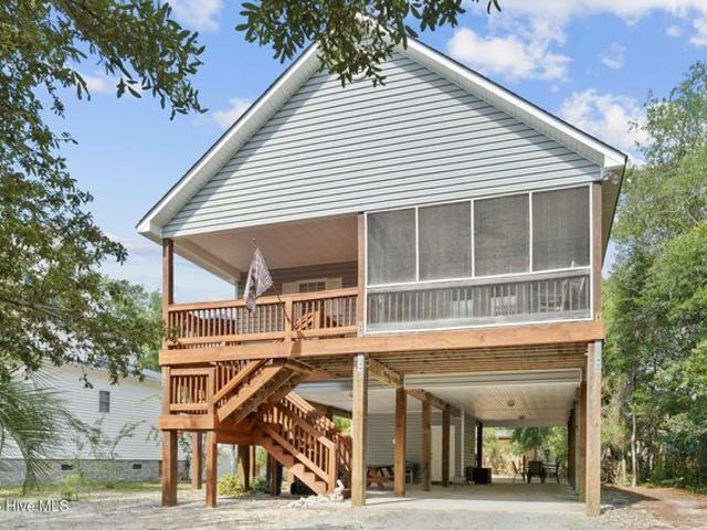 143 NE 4th St, Oak Island, NC 28465