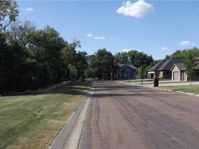 1445 Oakwood Ct, Wahpeton, ND 58075