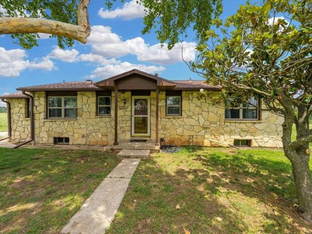 14464 nd Rd, Winfield, KS 67156