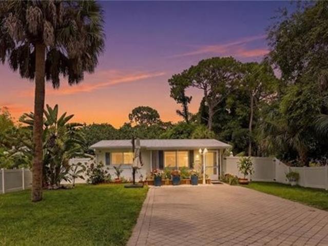 1447 Shadowlawn Dr, Naples, FL 34104