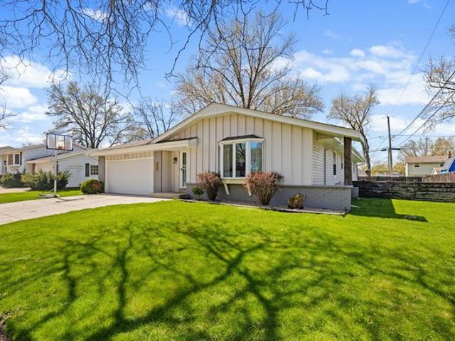 1448 Cottonwood Dr, Waukesha, WI 53189