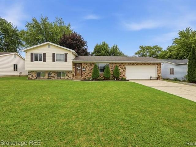 1448 Greenview Dr, Grand Blanc, MI 48439