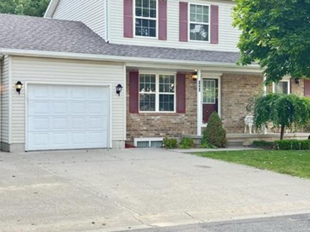 1448 Whispering Woods Ln, Marysville, MI 48040