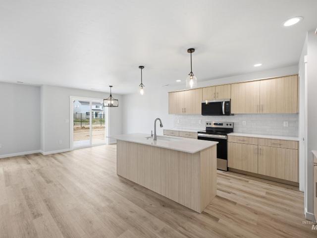 1449 W Braden Dr