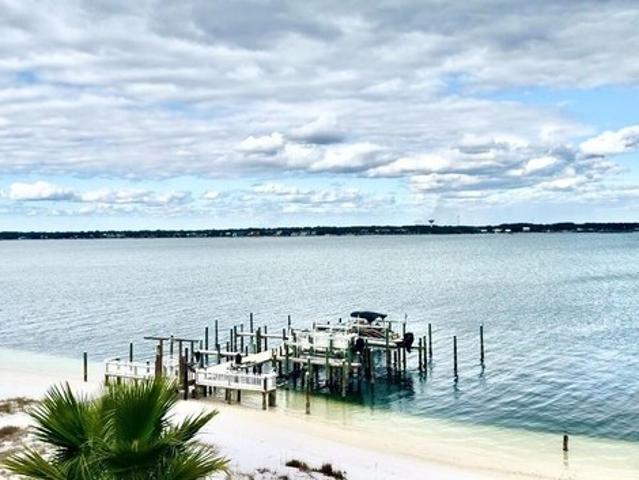 1440 Paradise Point Dr Unit 4, Navarre, FL 32566