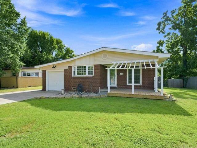 1442 N Prairie Ln, Derby, KS 67037