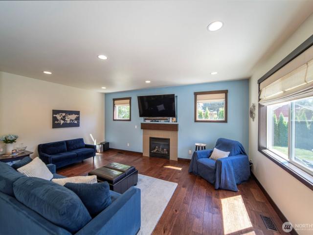 1442 th Avenue W