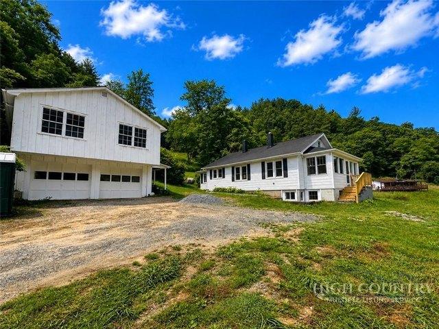 1443 Old Toe River Rd, Newland, NC 28657