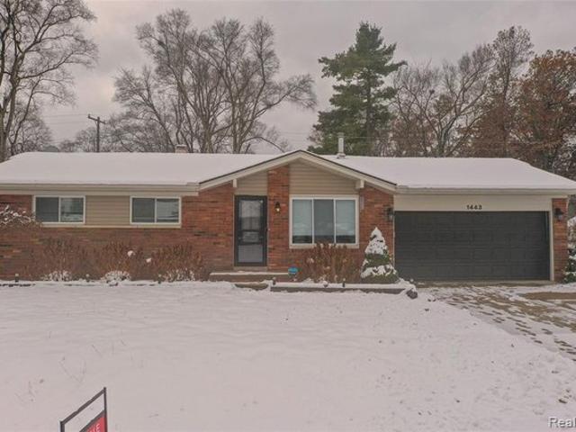 1443 West Dr, Wolverine Lake, MI 48390