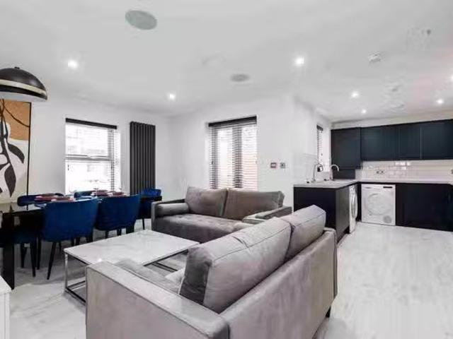 144 Alderson Road, L15 6 Beds 5 Baths