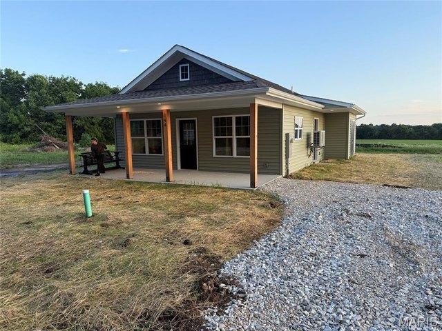 144 High St, Truxton, MO 63381