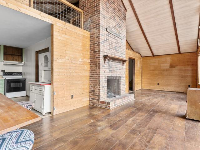 144 SW Pine Ln