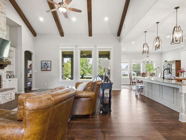 14510 Meadow Glen Rd, Lindale, TX