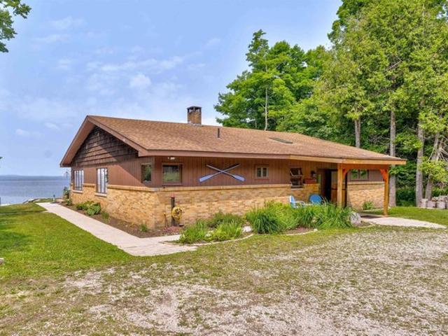 1453 N Country Club Dr, Manistique, MI 49854
