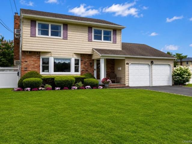 1453 10th St, West Babylon, NY 11704