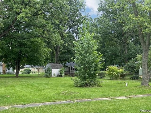 1465 McEwen St, Burton, MI 48509