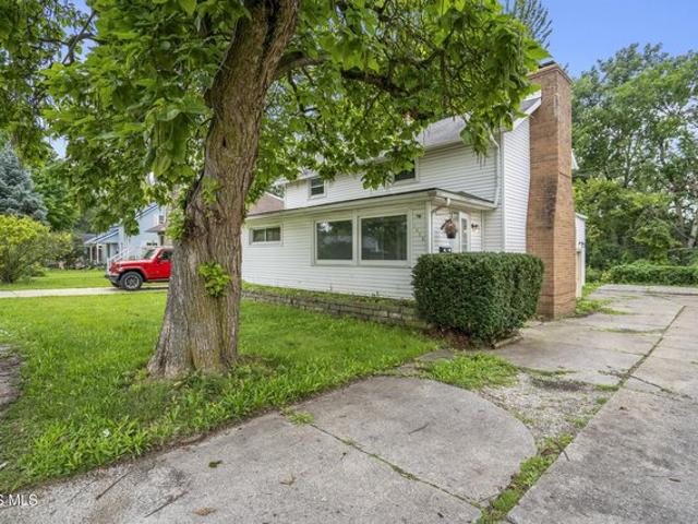 1466 Sunshine St, Oregon, OH 43616