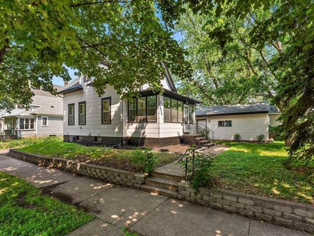 1467 Charles Ave, Saint Paul, MN 55104