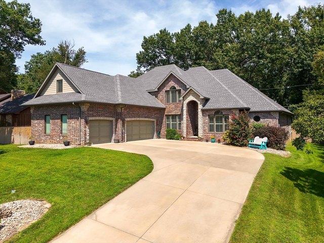 1468 S Bright Oak Ave, Springfield, MO 65809