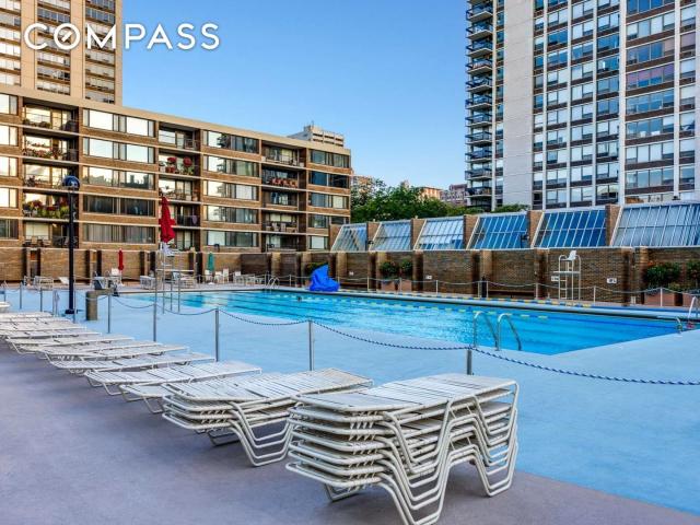 1460 N Sandburg Ter 904, Chicago, IL