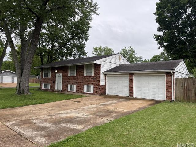 1460 Fox Run Dr, Florissant, MO 63033 | MLS #26025 | Compass