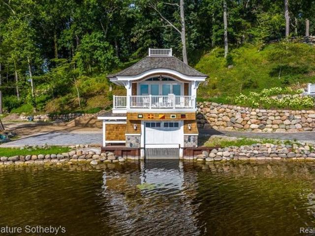 14620 Edgewater Dr, Lyndon Township, MI 48137