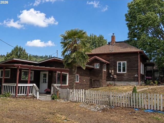 146 1st St, Myrtle Point, OR 97458