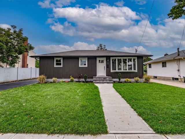 146 8th St, Bethpage, NY 11714