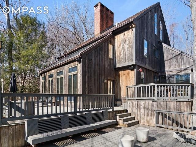 146 Blackberry Dr, Stamford, CT