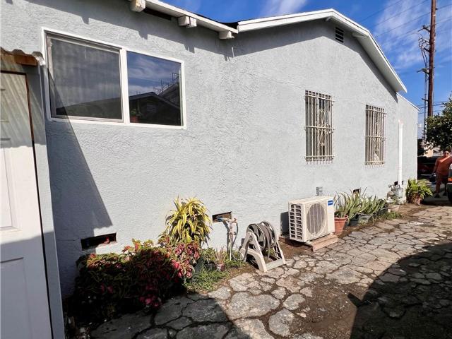 1474 W Compton