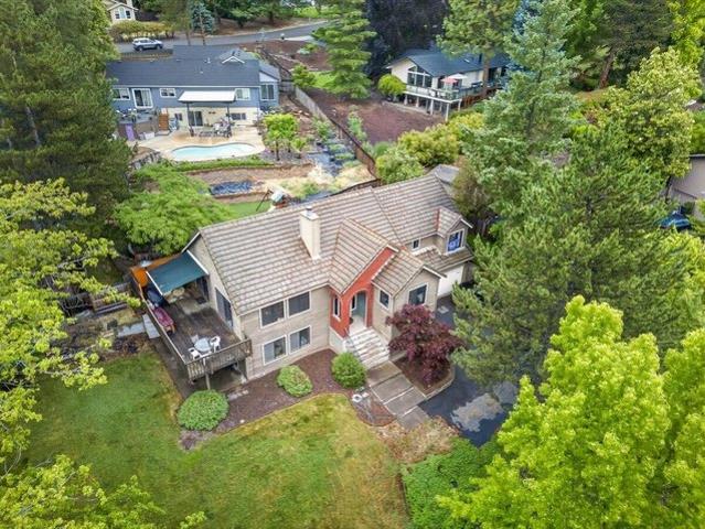 1477 Angel Crest Dr, Medford, OR 97504