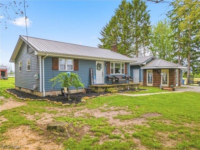 1477 E Garfield Rd, New Springfield, OH 44443