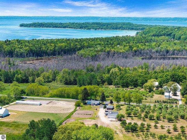 14792 Peninsula Dr, Traverse City, MI 49686