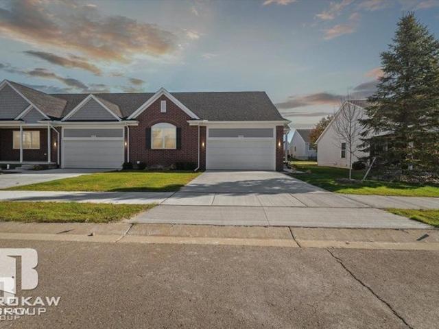 1470 Lincoln St, Lapeer, MI 48446