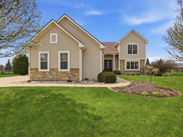 1470 Waters Edge Dr, Oconomowoc, WI 53066